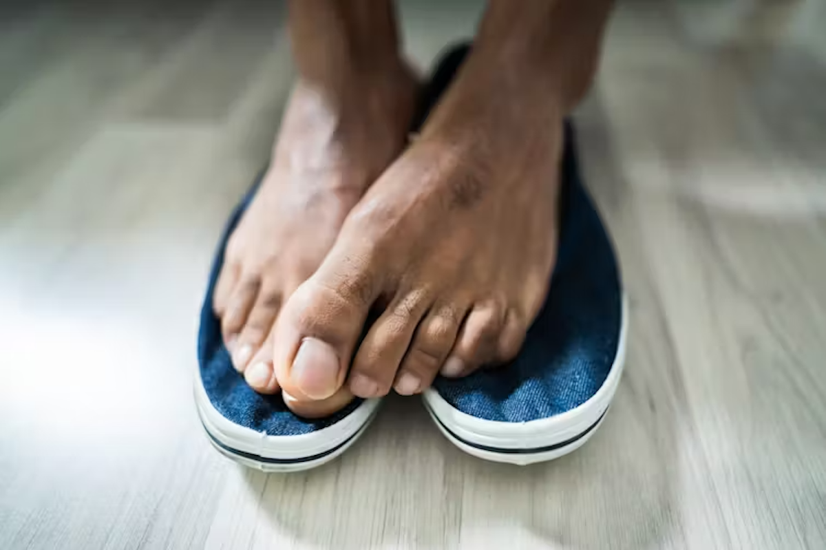 Why do my feet smell? And what can I do about it? - myDr.com.au